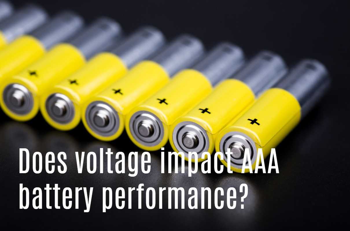 How does the voltage in an AAA battery operate?